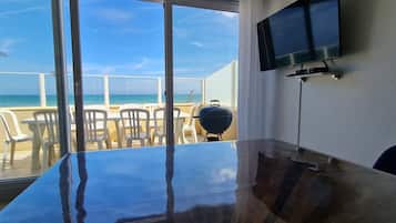 Casa Familiar, vista para a praia | Sala de estar | Televisor de 108 de cm com canais digitais, matraquilhos, ténis de mesa