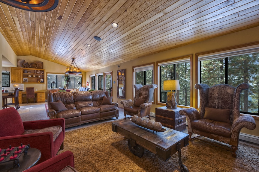 Tahoe Luxury Home! Private Beach! Gated Community, Lake Views, Hot Tub, Max 8 - South Lake Tahoe, CA