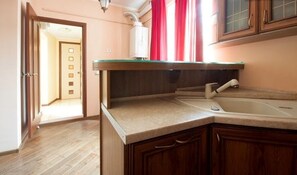 Apartamento | Cozinha privada | Um frigorífico/congelador grande, um micro-ondas, um forno 