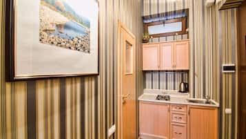 Apartamento | Cozinha privada | Geladeira, cooktop, chaleira elétrica