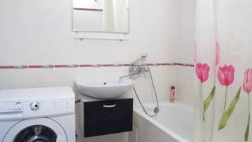 Apartamento | Casa de banho | Uma banheira, artigos de higiene pessoal grátis, um secador de cabelo