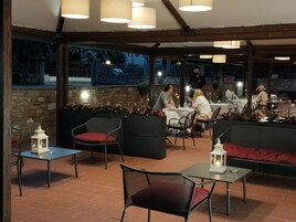 Pequenos-almoços, almoços, jantares servidos, cozinha local 