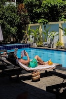 Piscina exterior, espreguiçadeiras