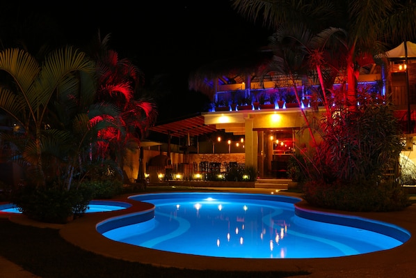 Piscina externa, funciona das 9h às 19h, guarda-sóis, espreguiçadeiras