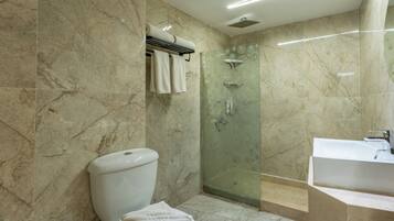 Quarto Individual Deluxe | Casa de banho | Um polibã, um chuveiro fixo, artigos de higiene pessoal grátis