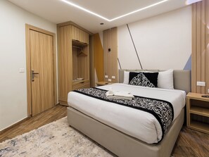 Suíte júnior | Frigobar, espaço de trabalho para notebook, cortinas blackout