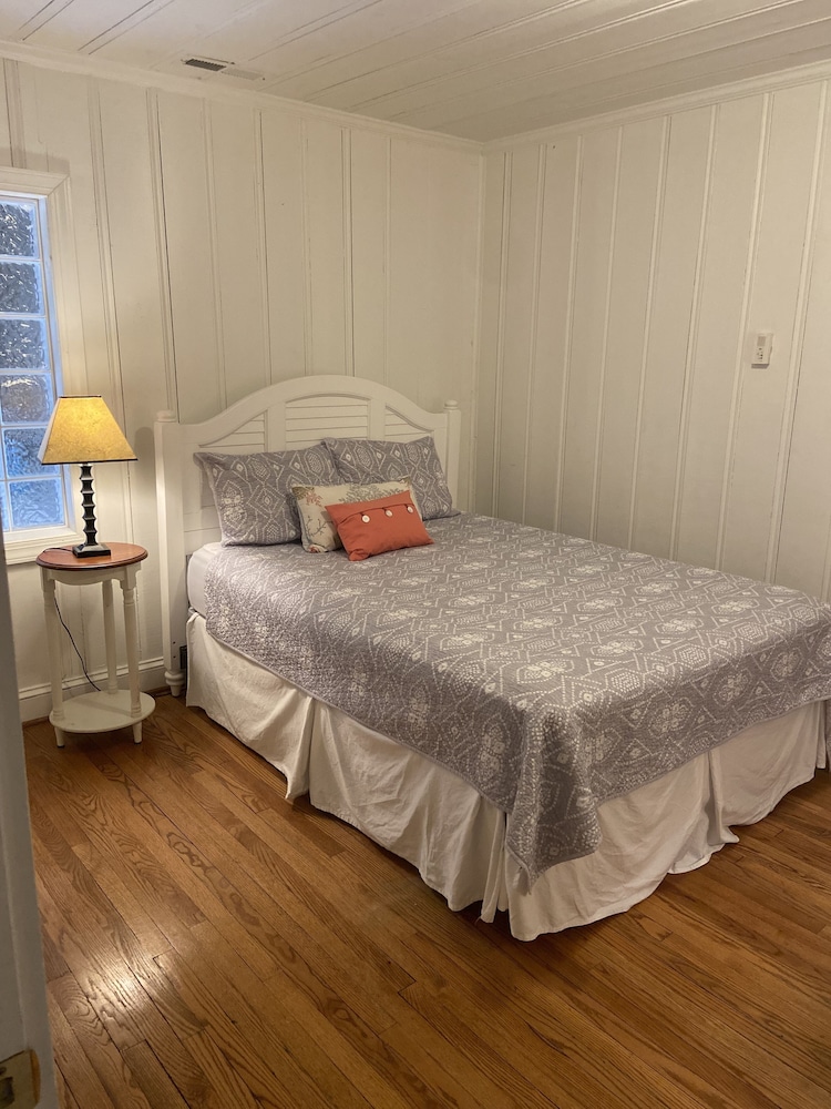 Charming Beach Cottage Only 100 Yds From The Beach - Virginia Beach, VA