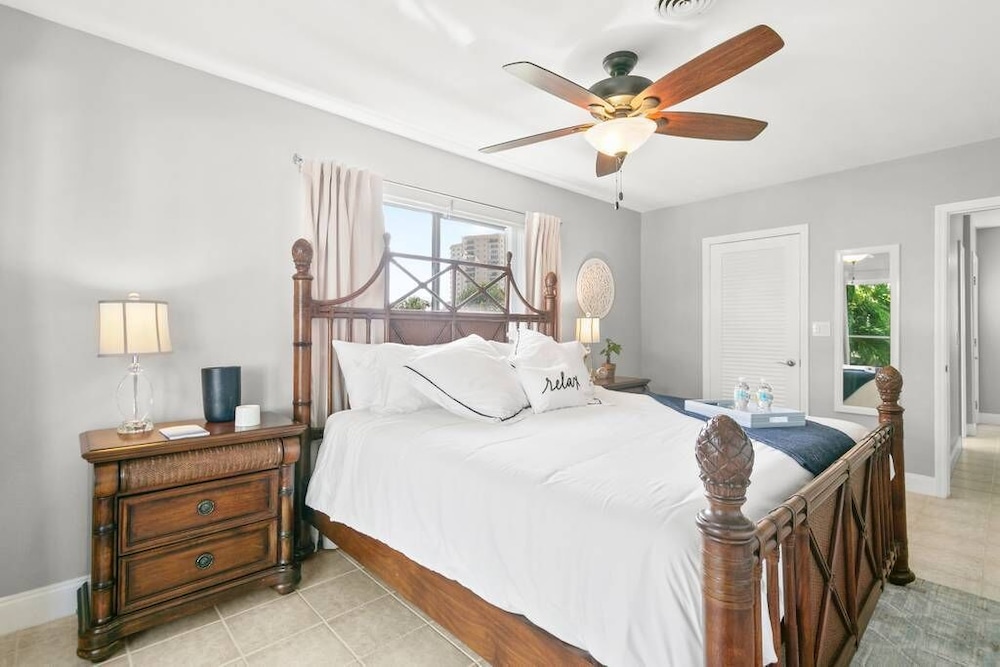Beautiful, Waterfront Condo. 1 Block To The Beach! Perfect For Work From Home. - Pompano Beach, FL