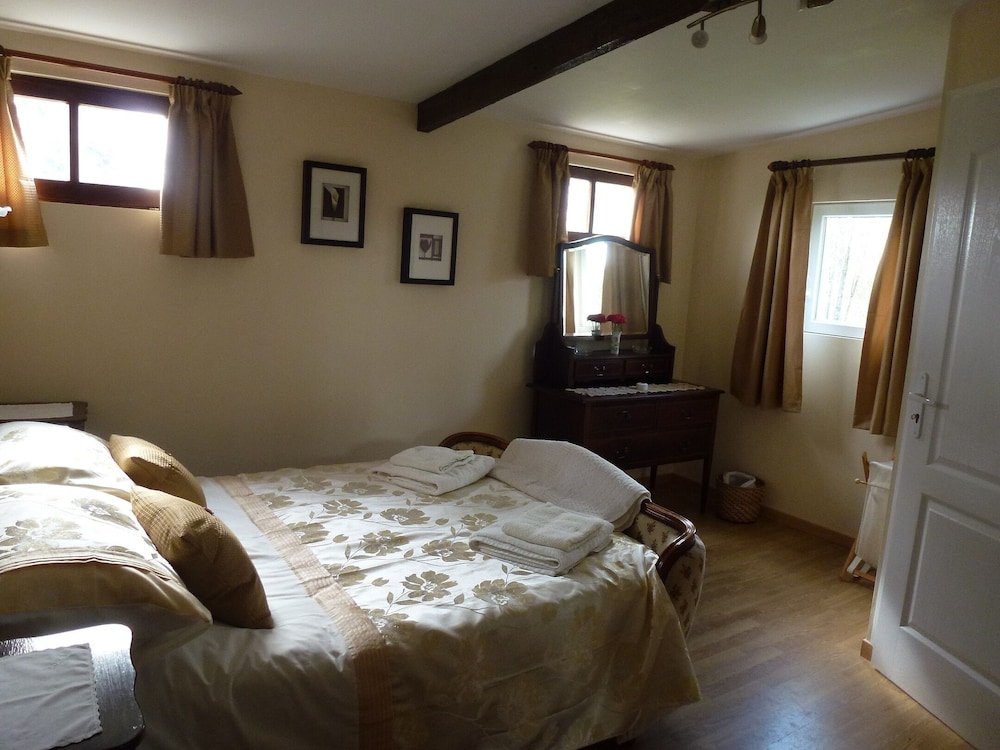 Quiet & Peacefully Located, 4/5 Bed Gite In Two Acres Of Owners Ground With Lake - Rohan