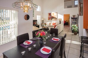 Casa, 4 quartos | Opções para refeição no quarto