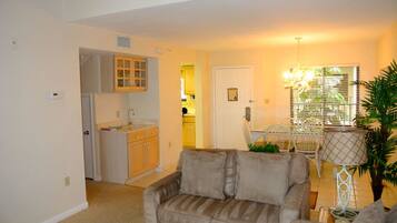 Apartamento em Condomínio Fechado, 2 quartos | Sala de estar | TV de ecrã plano