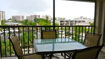 Apartamento em Condomínio Fechado, 2 quartos | Refeições no quarto