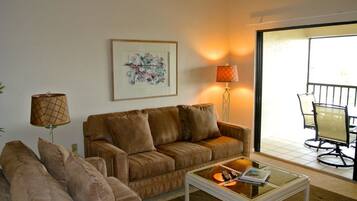 Apartamento em Condomínio Fechado, 2 quartos | Sala de estar | TV de ecrã plano