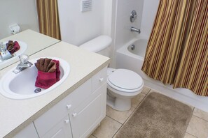 Casa de Férias, 3 quartos | Casa de banho | Um secador de cabelo 