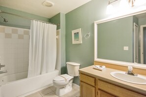 Apartamento, 2 quartos | Casa de banho | Um secador de cabelo, toalhas fornecidas 