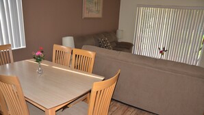 Casa geminada, 4 quartos | Opções para refeição no quarto