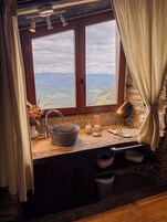 Suíte, vista para o vale (El Cabozo) | Banheiro | Chuveiro, secador de cabelo, toalhas de banho 