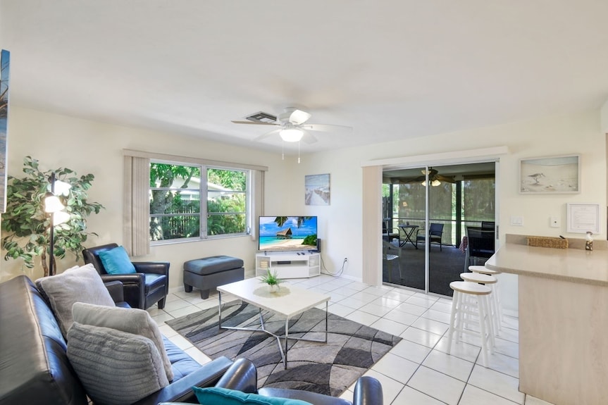 Excellent Location ~ 1.5 Miles To The Beach ~ 3bed/2bath House W/fenced Backyard - Public Beach, Naples