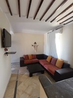 Apartamento, 2 quartos | Sala de estar | TV de ecrã plano