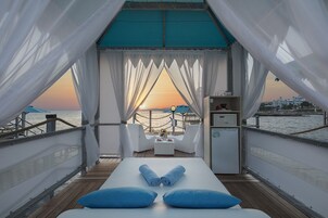 Praia particular, espreguiçadeiras, guarda-sóis 