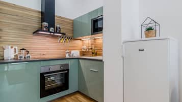 Apartamento urbano | Cozinha americana privada | Geladeira, fogão, cooktop, chaleira elétrica