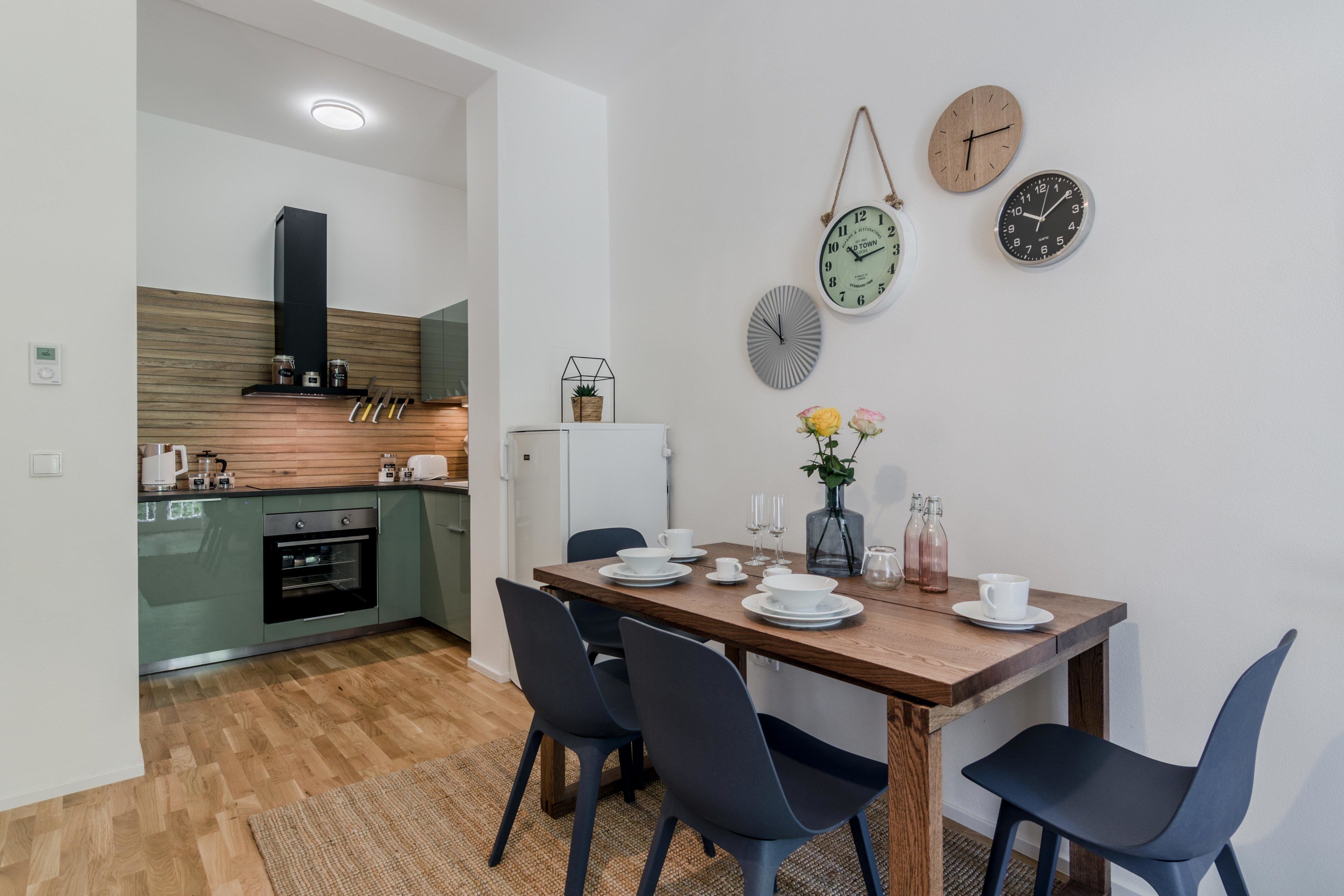 Apartamento Cidade | Cozinha privada | Um frigorífico, um forno, uma placa de cozinha, uma chaleira elétrica 