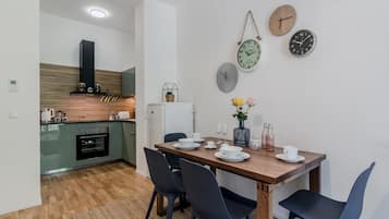 Apartamento Cidade | Cozinha privada | Um frigorífico, um forno, uma placa de cozinha, uma chaleira elétrica