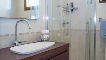 Apartamento, 2 quartos | Casa de banho | Um polibã, um bidé, toalhas fornecidas, champô