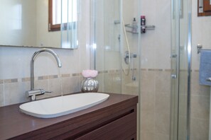 Apartamento, 2 quartos | Casa de banho | Um polibã, um bidé, toalhas fornecidas, champô 