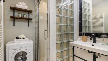 Apartamento | Banheiro | Chuveiro, secador de cabelo, toalhas de banho, sabonete
