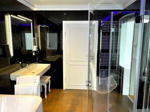 Secador de cabelo, toalhas de banho