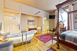 Quarto Deluxe | Com decoração personalizada, com mobília individualizada, secretária