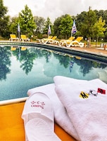 Piscina exterior, guarda-sóis, espreguiçadeiras