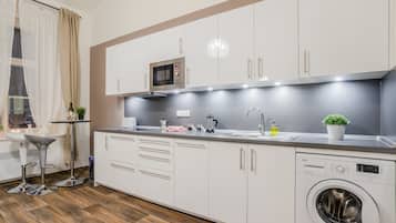 Apartamento Standard | Cozinha privada | Um frigorífico, um micro-ondas, um forno, uma placa de cozinha
