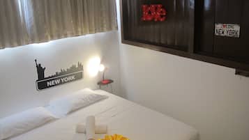 Quarto casal ou duplo standard, 1 cama de casal, vista para o jardim | Frigobar, cofres nos quartos, individualmente decorados, escrivaninha
