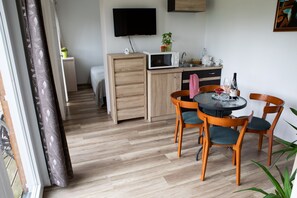 Trailer família, várias camas, para não fumantes, vista para o jardim | Escrivaninha, cortinas blackout, ferros/tábuas de passar roupa