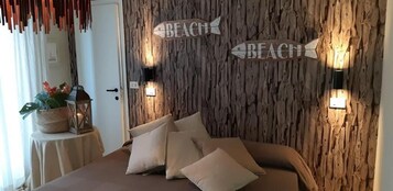 Cofre no quarto, secretária, roupa de cama fornecida 