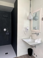 Chuveiro, produtos de toalete grátis, secador de cabelo, bidê