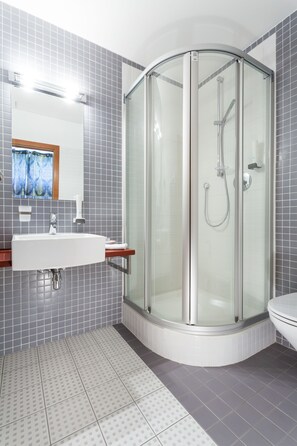 Quarto Individual | Casa de banho | Um polibã, artigos de higiene pessoal grátis, um secador de cabelo
