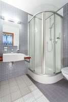 Quarto solteiro | Banheiro | Chuveiro, produtos de toalete grátis, secador de cabelo 