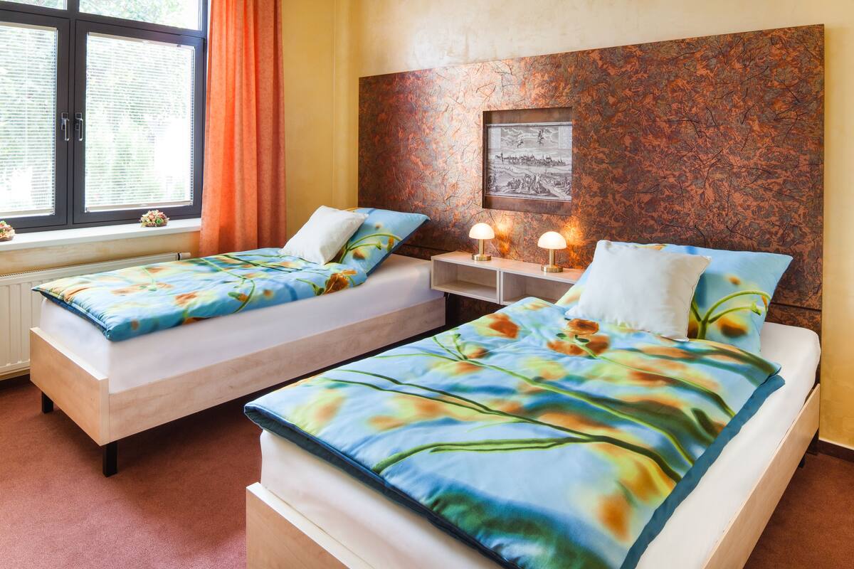 Quarto Twin | Cofre no quarto, secretária, cortinas/cortinados opacos, Wi-fi grátis 