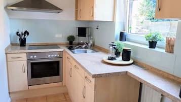 Apartamento, 2 quartos (#3 (incl. cleaning fee)) | Cozinha privada | Um frigorífico/congelador grande, um forno, uma placa de cozinha