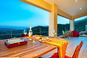 Villa, vista para a montanha | Terraço/pátio interior