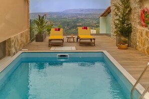 Piscina exterior sazonal, espreguiçadeiras 