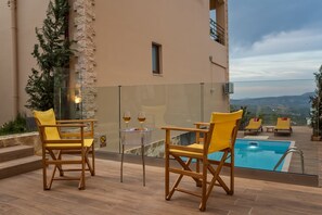 Piscina exterior sazonal, espreguiçadeiras 