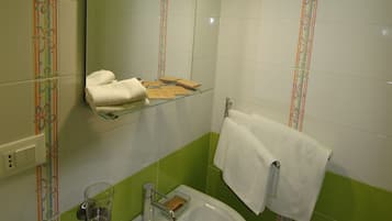 Quarto Duplo | Casa de banho | Um polibã, artigos de higiene pessoal grátis, um secador de cabelo