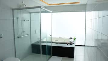 Quarto presidencial | Banheiro | Chuveiro, secador de cabelo (mediante solicitação), toalhas de banho