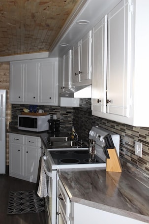 Quarto Club | Cozinha privada | Um frigorĆfico, um micro-ondas, uma cafeteira/bule