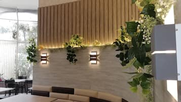 Café da manhã, almoço e jantar; culinária internacional