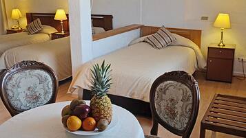 Cofres nos quartos, escrivaninha, cortinas blackout